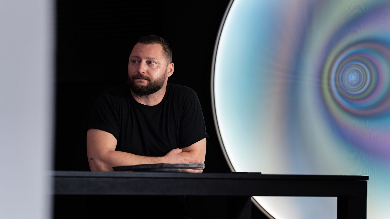 Vizuálny umelec Ašot Haas: „Diváka sa snažím mierne vykoľajiť a ...